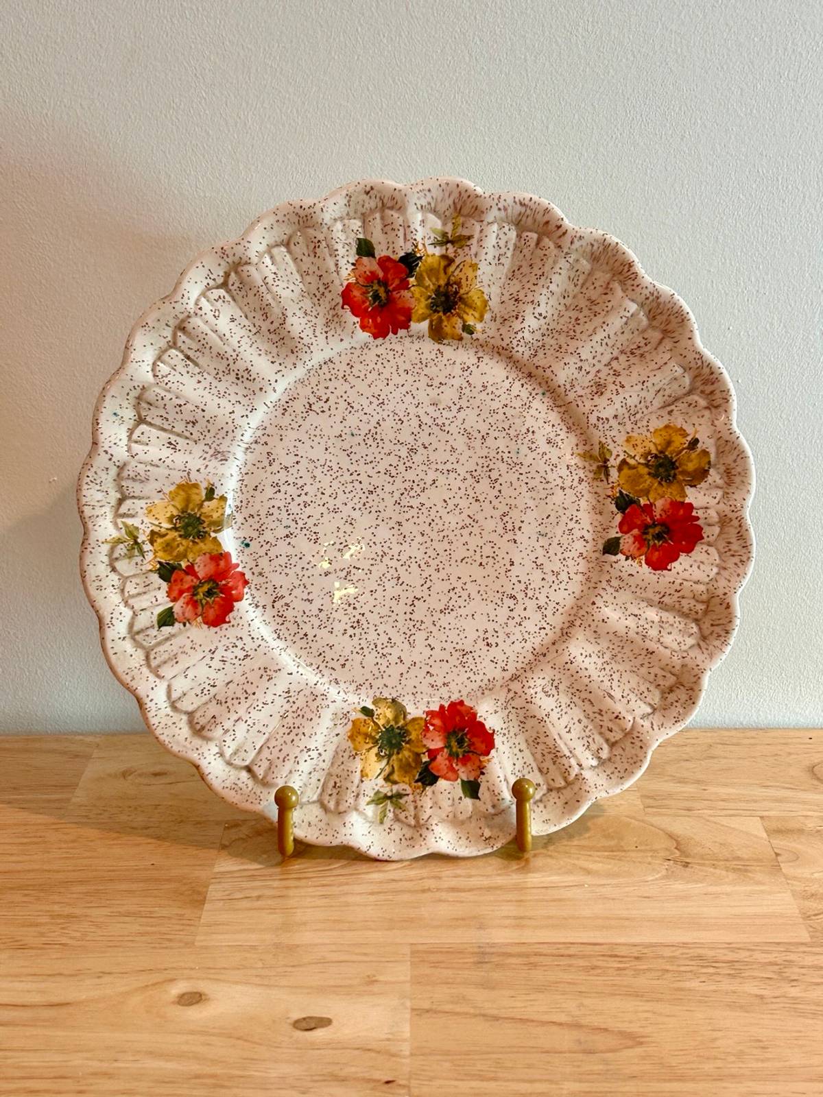 Niknax · Vtg California USA Pottery Scalloped Plate Speckled Poppy ...
