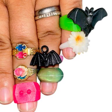 Lot Of Vintage Prize Or Cracker Jack Rings In Candy Box (Some Glow!)