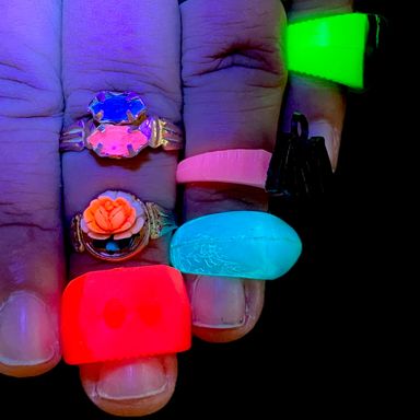 Lot Of Vintage Prize Or Cracker Jack Rings In Candy Box (Some Glow!)