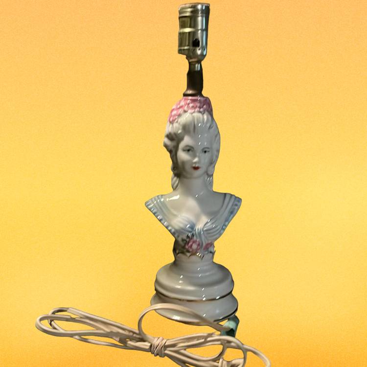 12. VINTAGE JOHNSON LAZARE STYLE-VICTORIAN BUST FIGURE BOUDOIR TABLE LAMP