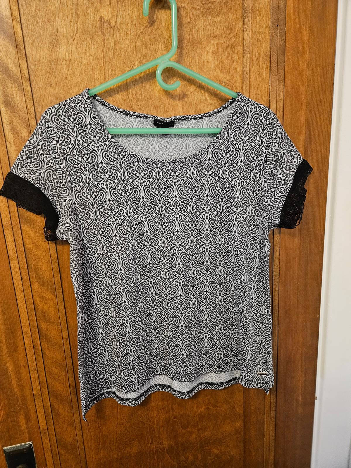 Niknax · Tahari Black & White Print PJ Top, M