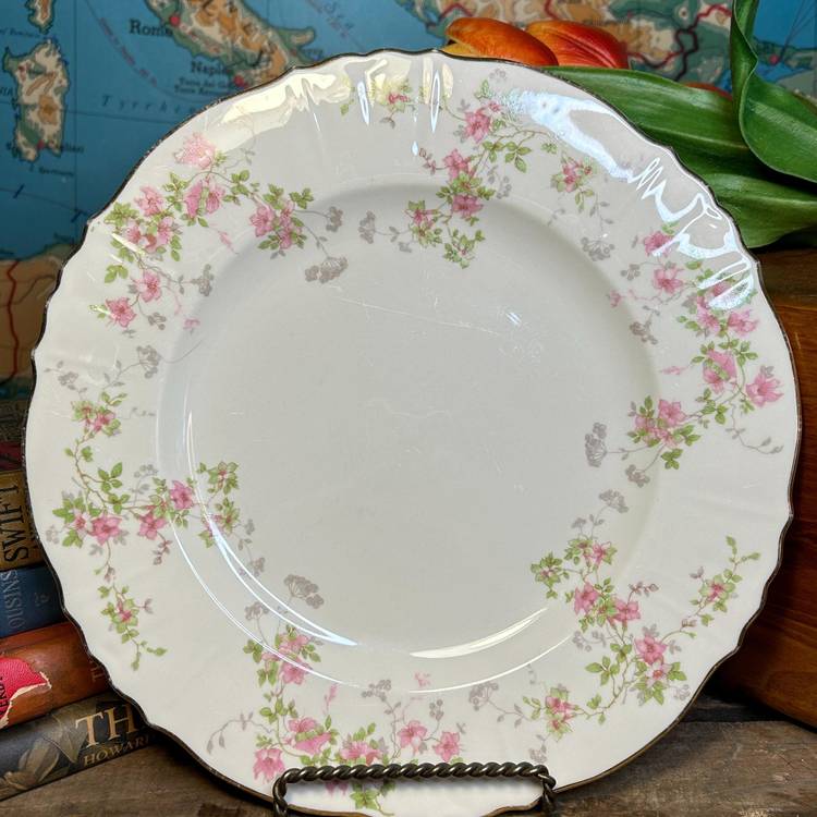 012. SYRACUSE CHINA - Federal Shape, Stansbury Pattern Gold Rimmed ...